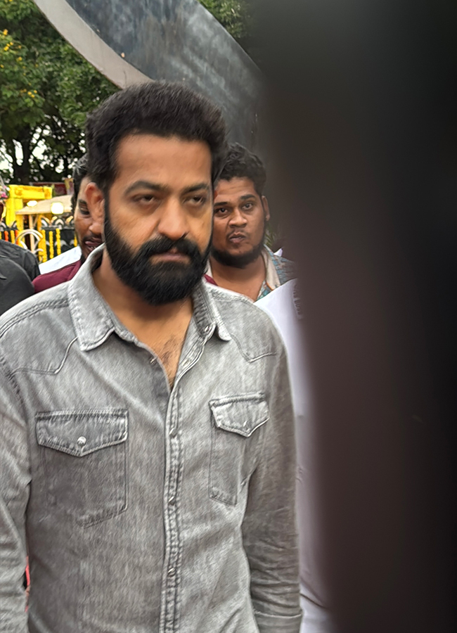 NTR Jayanthi : ఎన్టీఆర్‌ ఘాట్‌ వద్ద జూ. ఎన్టీఆర్‌, కల్యాణ్‌రామ్‌ నివాళి (చిత్రాలు) | Jr NTR and ...